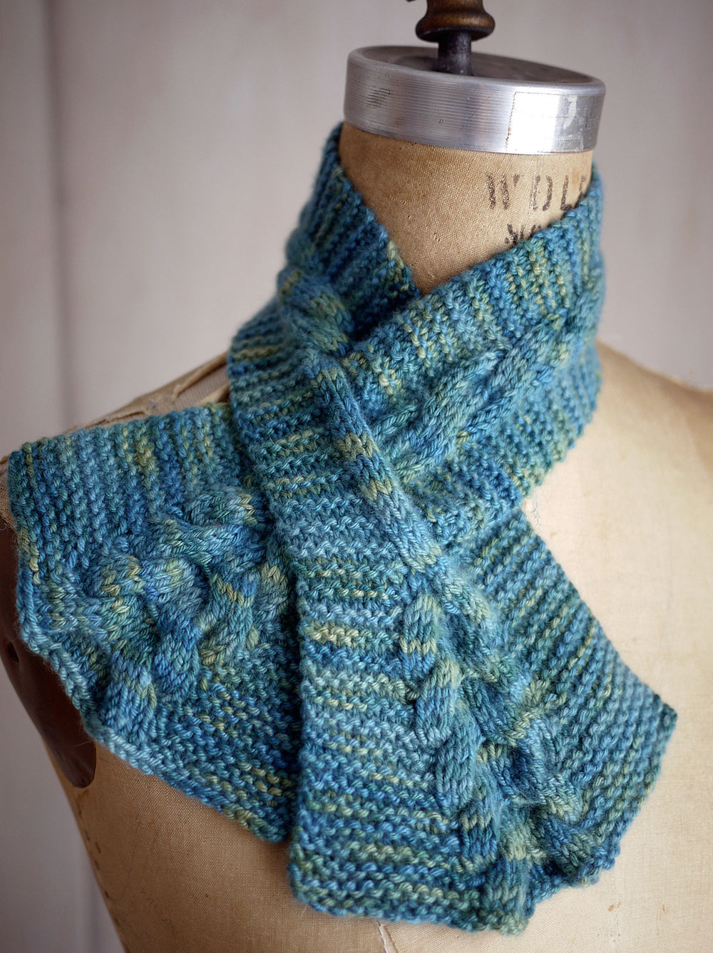 Cabled Keyhole Scarf knitting pattern